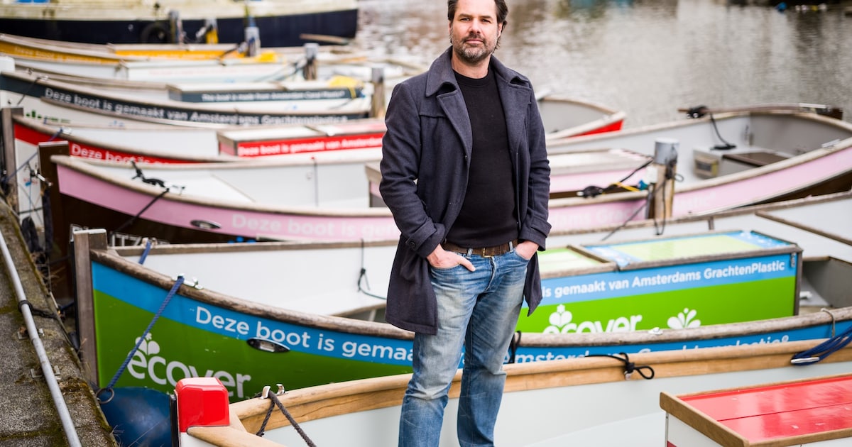Marius Smit van Plastic Whale bouwt drijvende kathedraal van afval