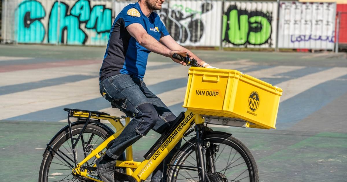 Monteur Rick fietst met rugzak vol gereedschap naar klussen in ...